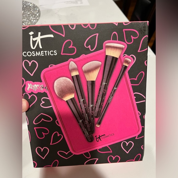 it cosmetics | Makeup | New It Cosmetics Brush Set | Poshmark